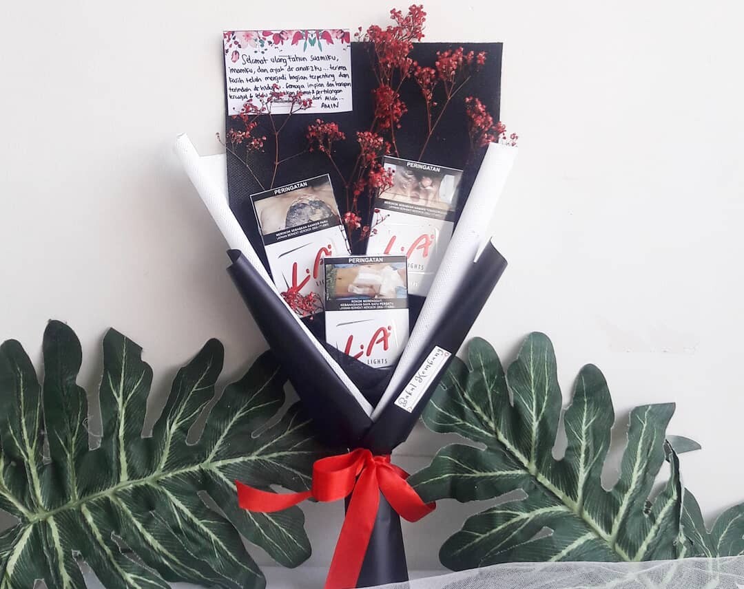 Buket Rokok, Alternatif Hadiah Bagi Mahasiswa - Komunitas Kretek