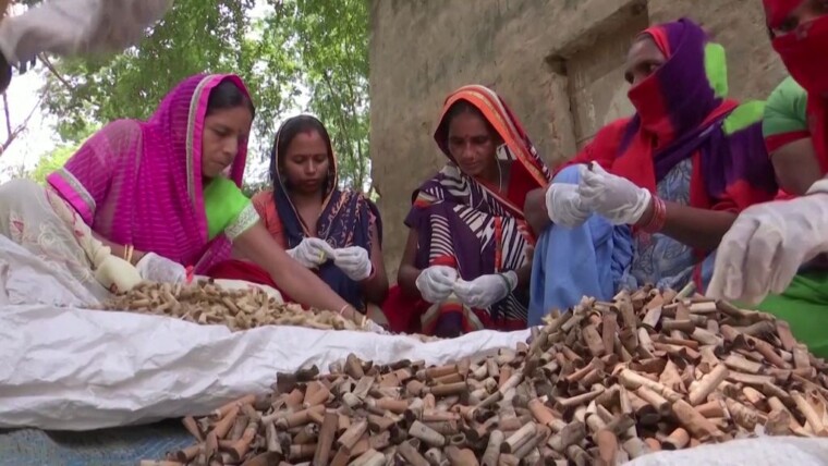 Sampah Puntung Rokok Jadi Boneka - Komunitas Kretek